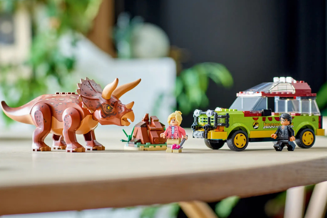 A LEGO Dinosaur Left A Big Pile Of Poop Inside This ‘Jurassic Park’ Set ...