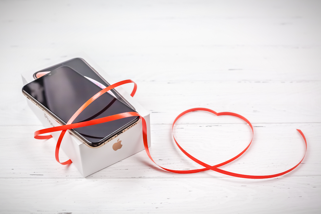 Apple Ends Gift Wrapping Service, Snipping Off Clean White Boxes & Red ...