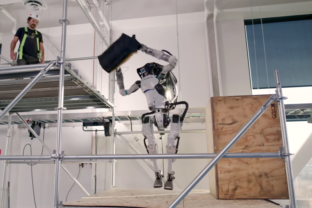Boston Dynamics’ Robot Not Only Runs And Jumps, But Can Now Grab And Throw - DesignTAXI.com