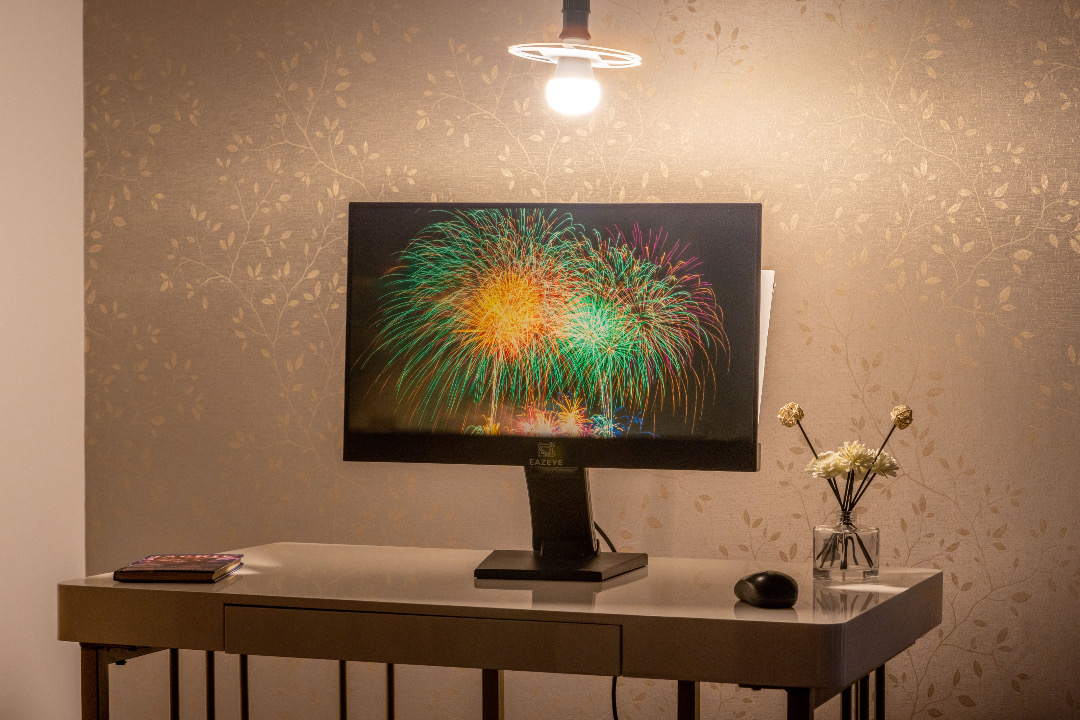 Squint Your Eyes No More With World’s First Naturally Backlit Monitor ...