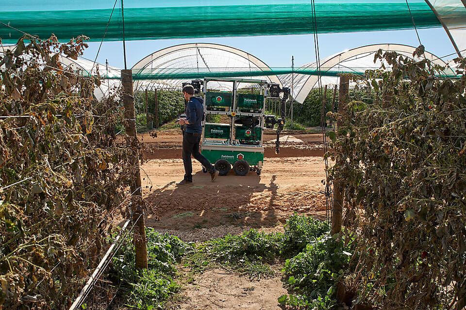 Berry Farms Are Employing Robots With Very Gentle Hands To Pick Raspberries - DesignTAXI.com