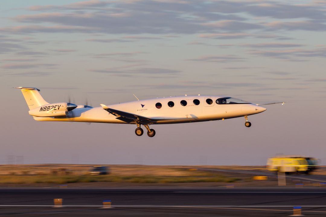 World’s First All-Electric Plane Soars In Washington For Brief Moment ...