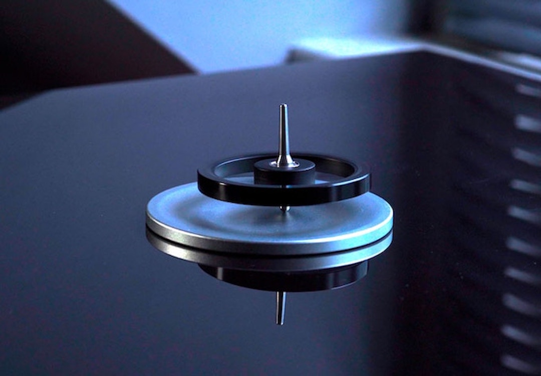 Gyro Spinning Top Puts An Optical Illusion Right Onto Your Desk ...