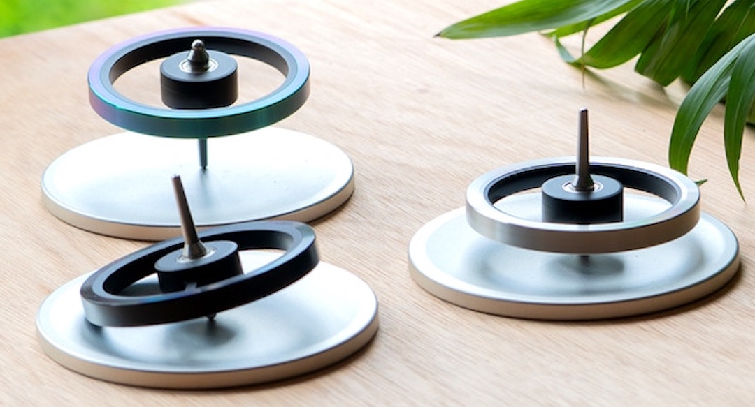 Gyro Spinning Top Puts An Optical Illusion Right Onto Your Desk ...